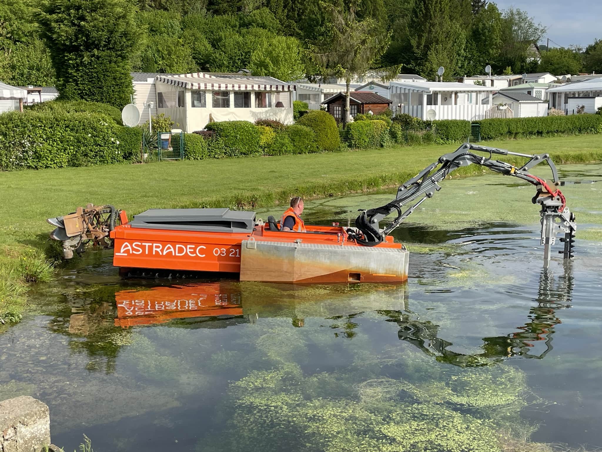 Nouveau défi pour notre porte-outils amphibie CONVER C585 ! | Astradec